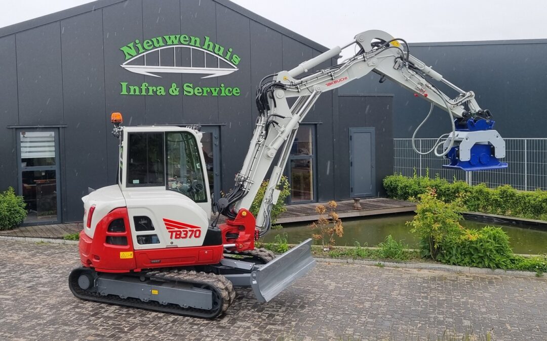 Takeuchi TB370 voor Nieuwenhuis Infra & Service | VMS Machines